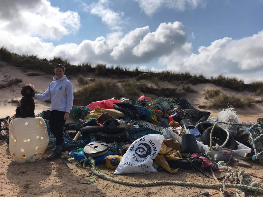 45,700 Volunteers Join The Biggest Ever UK Beach Clean - Carvemag.com