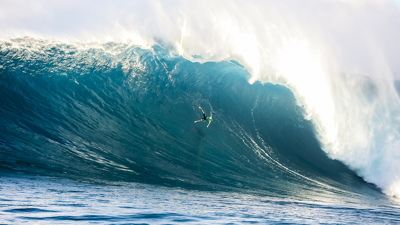 Paige Alms and Billy Kemper charge to victory at the Jaws Challenge ...