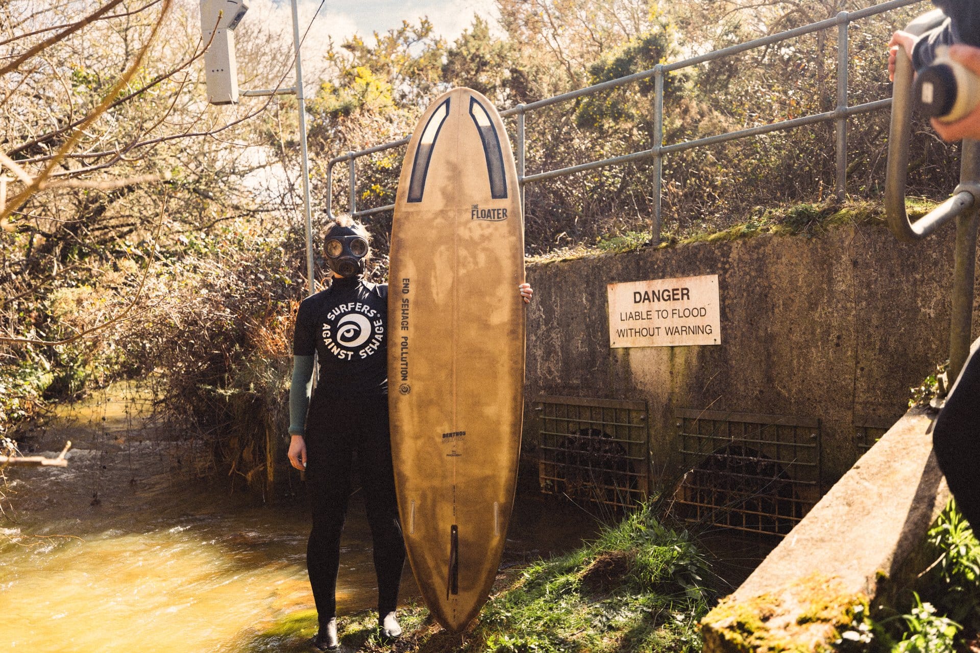The Floater / SAS Paddle Out Protest - Carvemag.com
